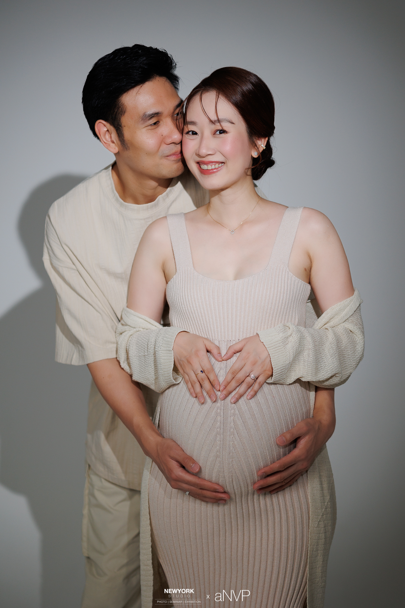 Minimalist Maternity Photography l New York Studio