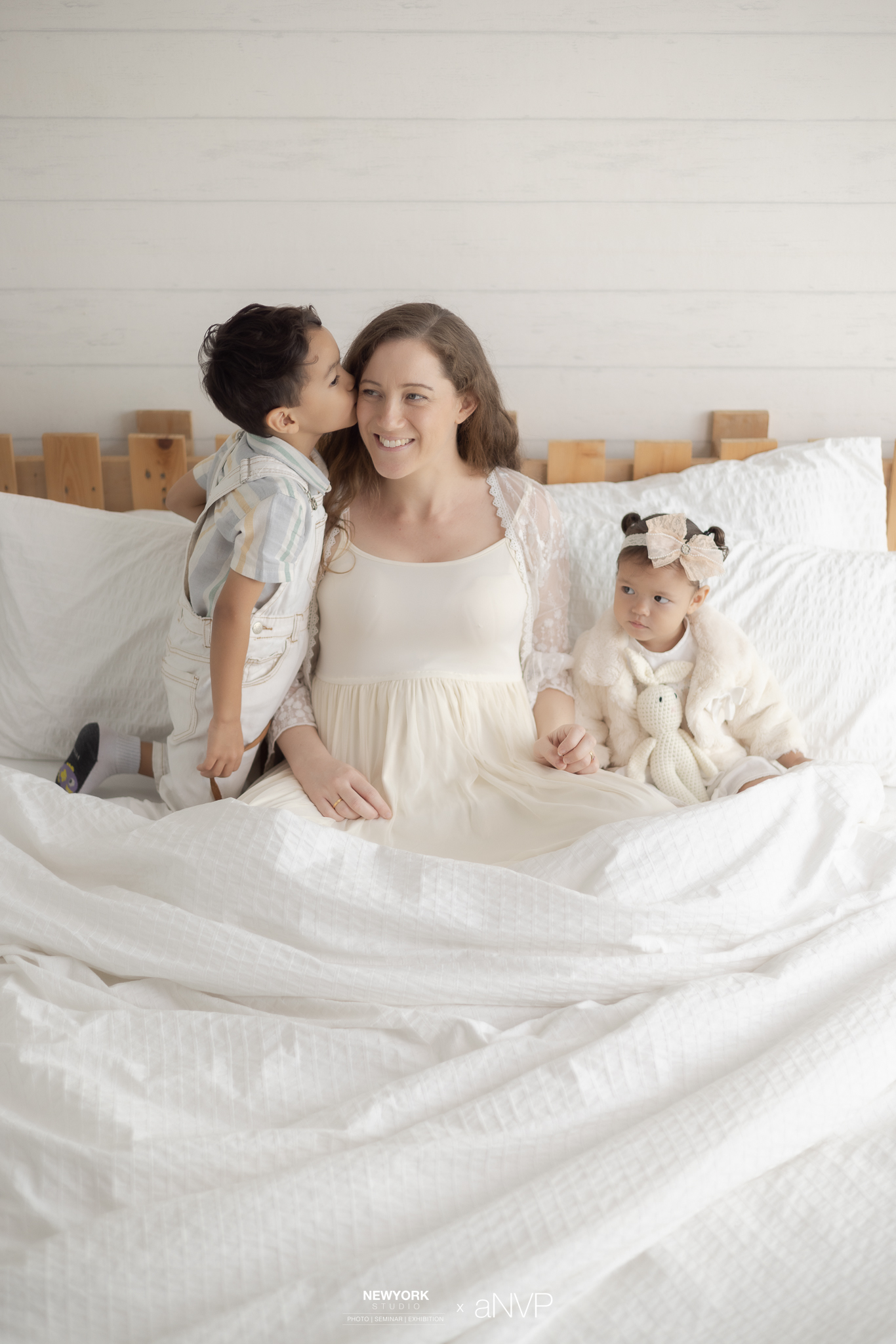 Maternity Portraits With Kids สตูดิโอถ่ายรูปคนท้อง l New York Studio